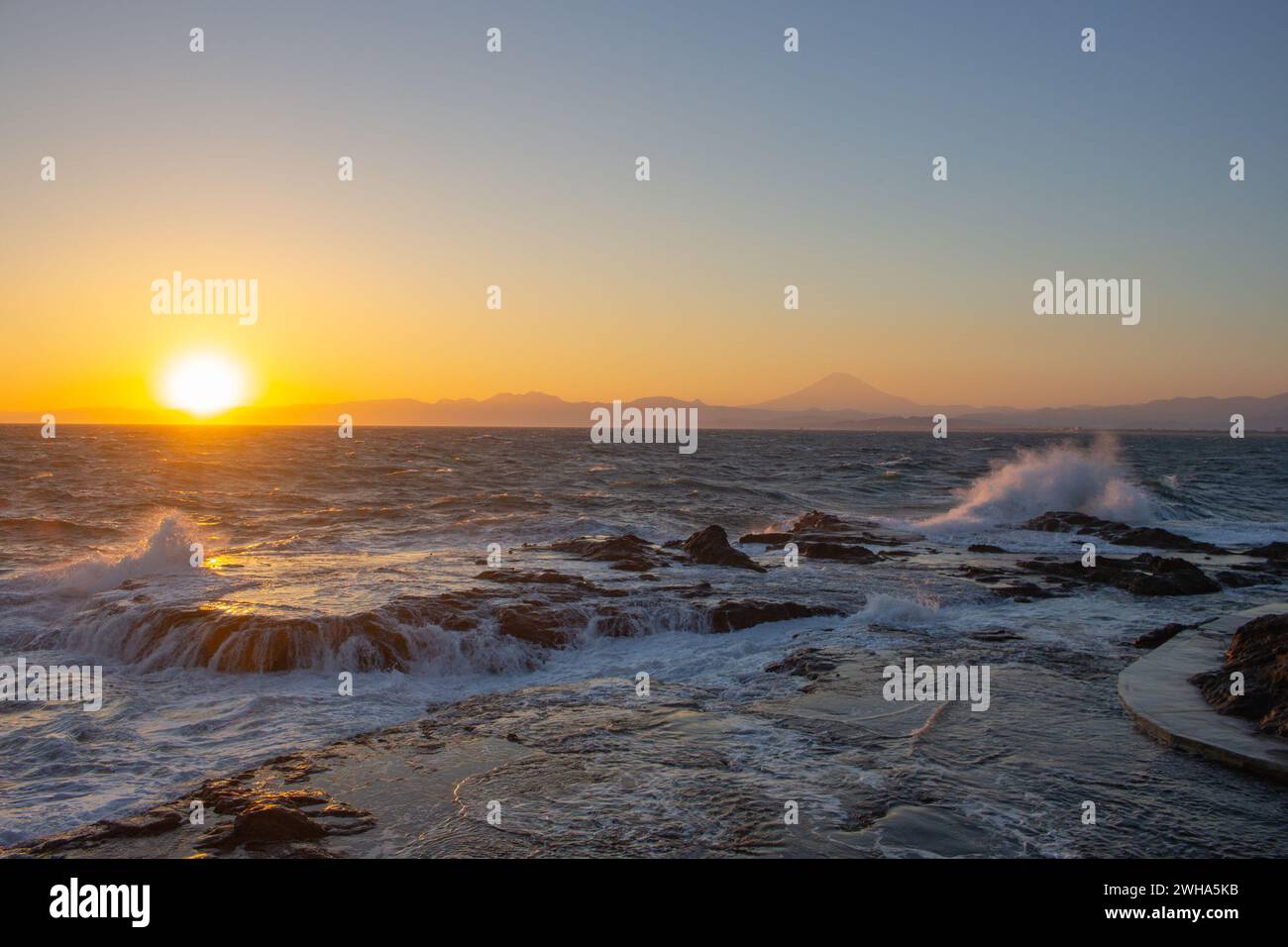 Beautiful sunset at Chigogafuchi Marine Plateau sea, Enoshima Island ...