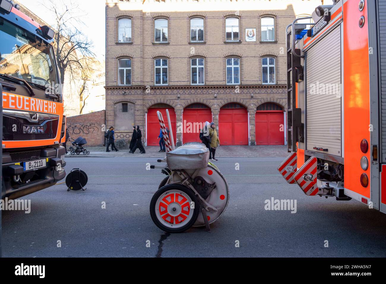 Löschfahrzeuge und Schlauhchaspel bei einem Einsatz der Berliner ...
