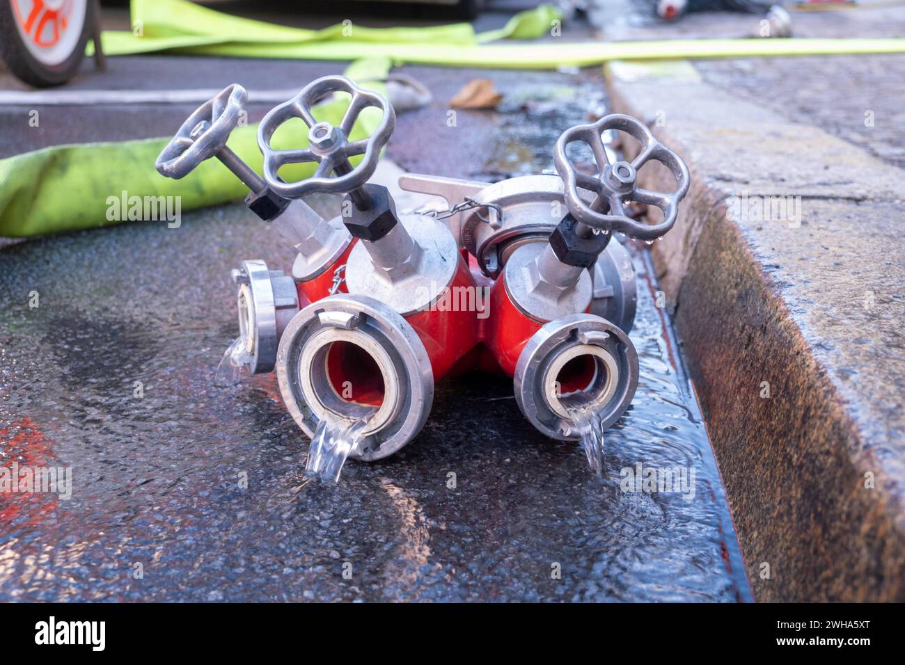 Wasserverteiler bei einem Einsatz der Berliner Feuerwehr gegenüber der ...