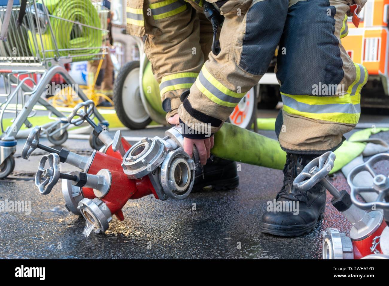 Wasserverteiler bei einem Einsatz der Berliner Feuerwehr gegenüber der ...