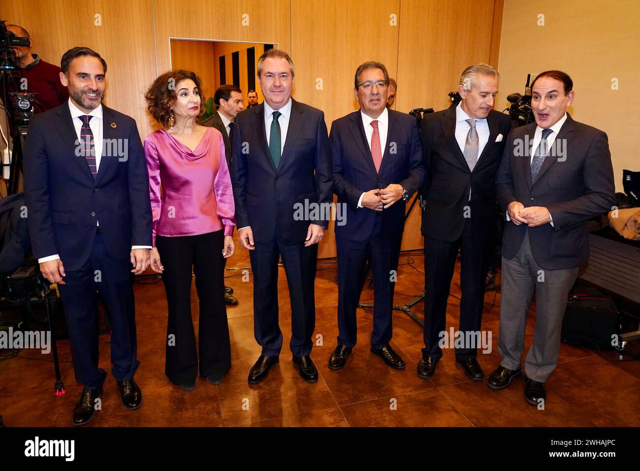 The president of the Cajasol Foundation, Antonio Pulido (3r). 09 ...