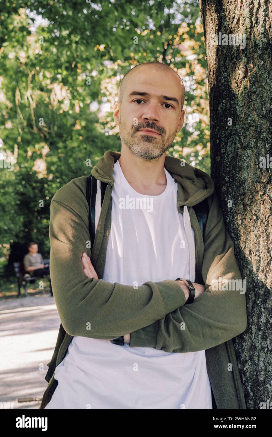 Young serious man looking straight at the camera Stock Photo - Alamy