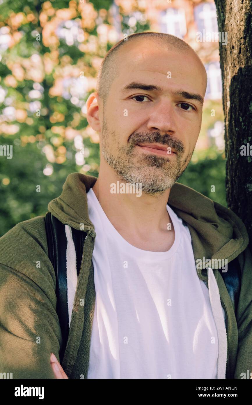 Young serious man looking straight at the camera Stock Photo - Alamy