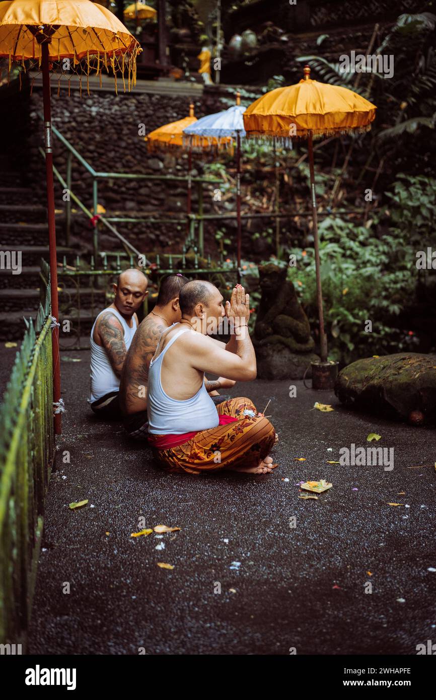 Balinese temple sebatu holy water spring, men pray Stock Photo - Alamy