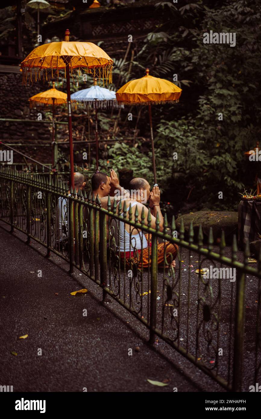 Balinese temple sebatu holy water spring, men pray Stock Photo - Alamy