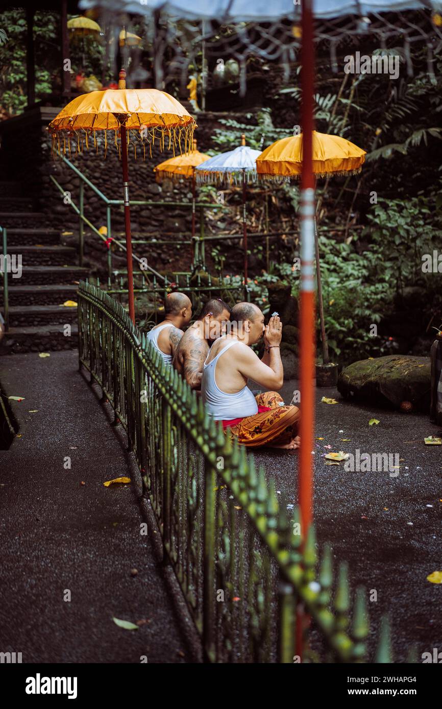 Balinese temple sebatu holy water spring, men pray Stock Photo - Alamy