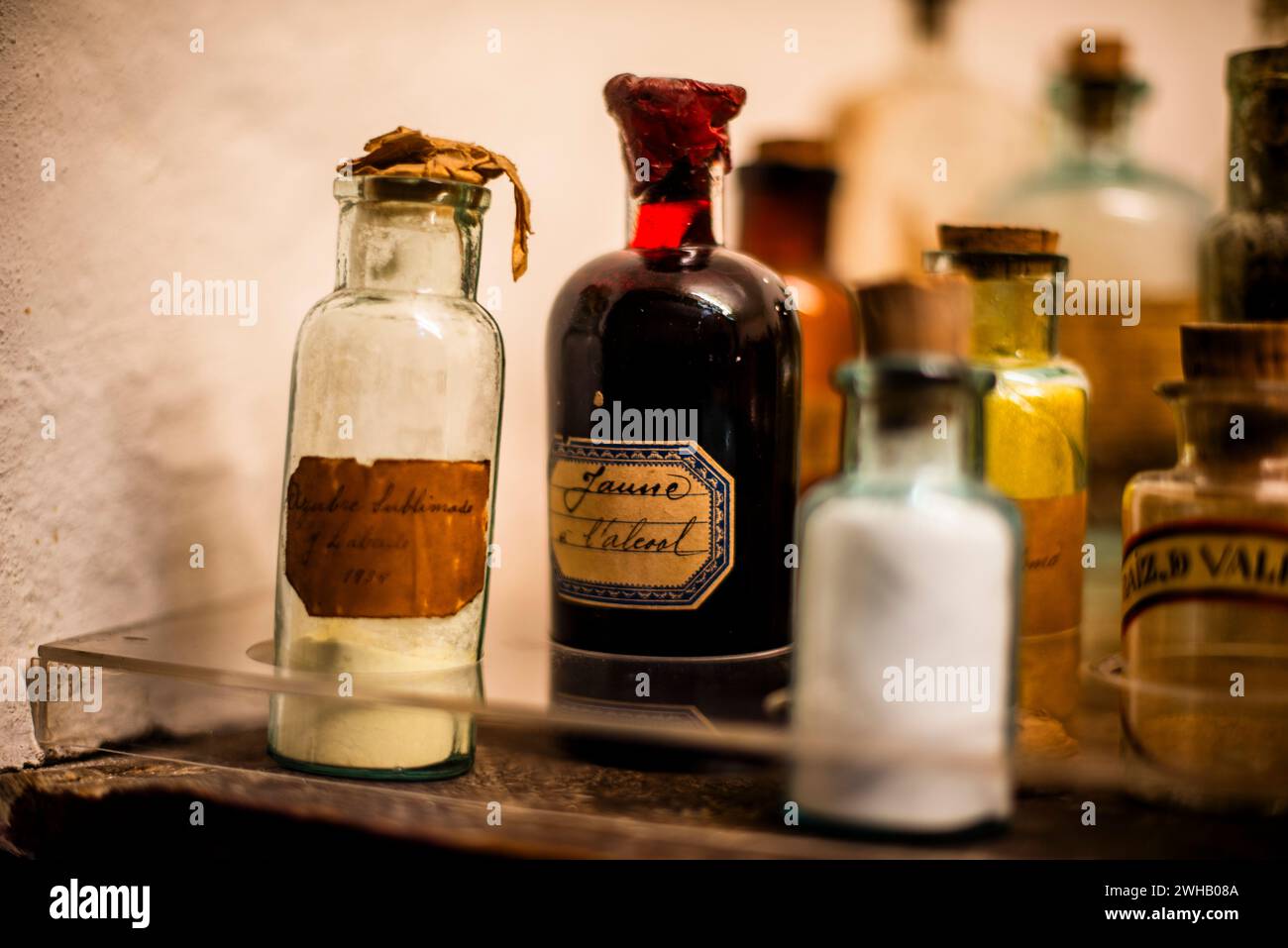 Old medicine bottles hi-res stock photography and images - Alamy