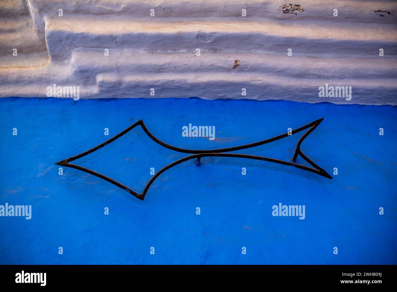 arrow pointing directions with arrow on blue and red wall in Cuzco Inca ...