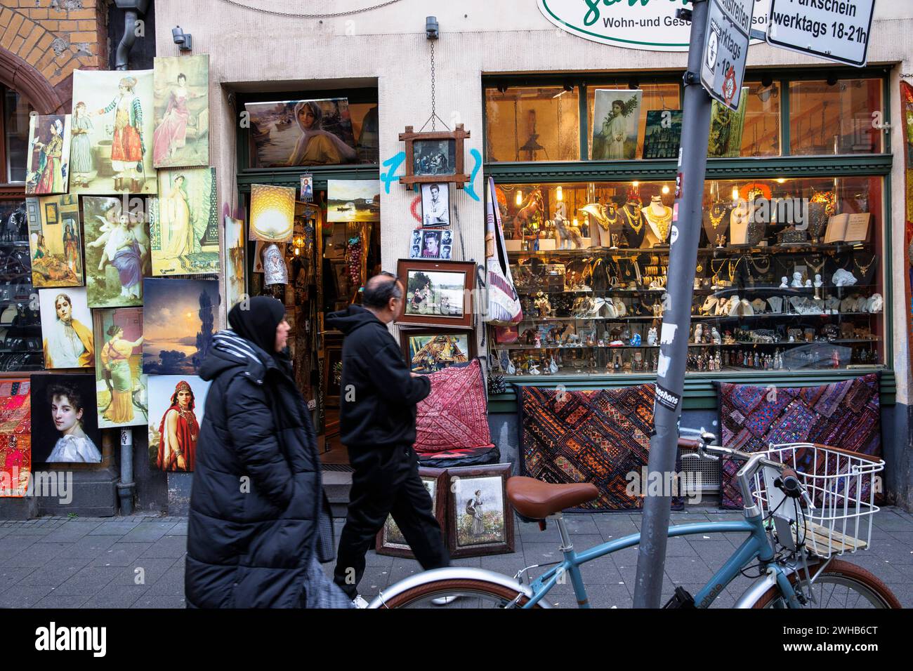 Gift shop window display hi-res stock photography and images - Alamy