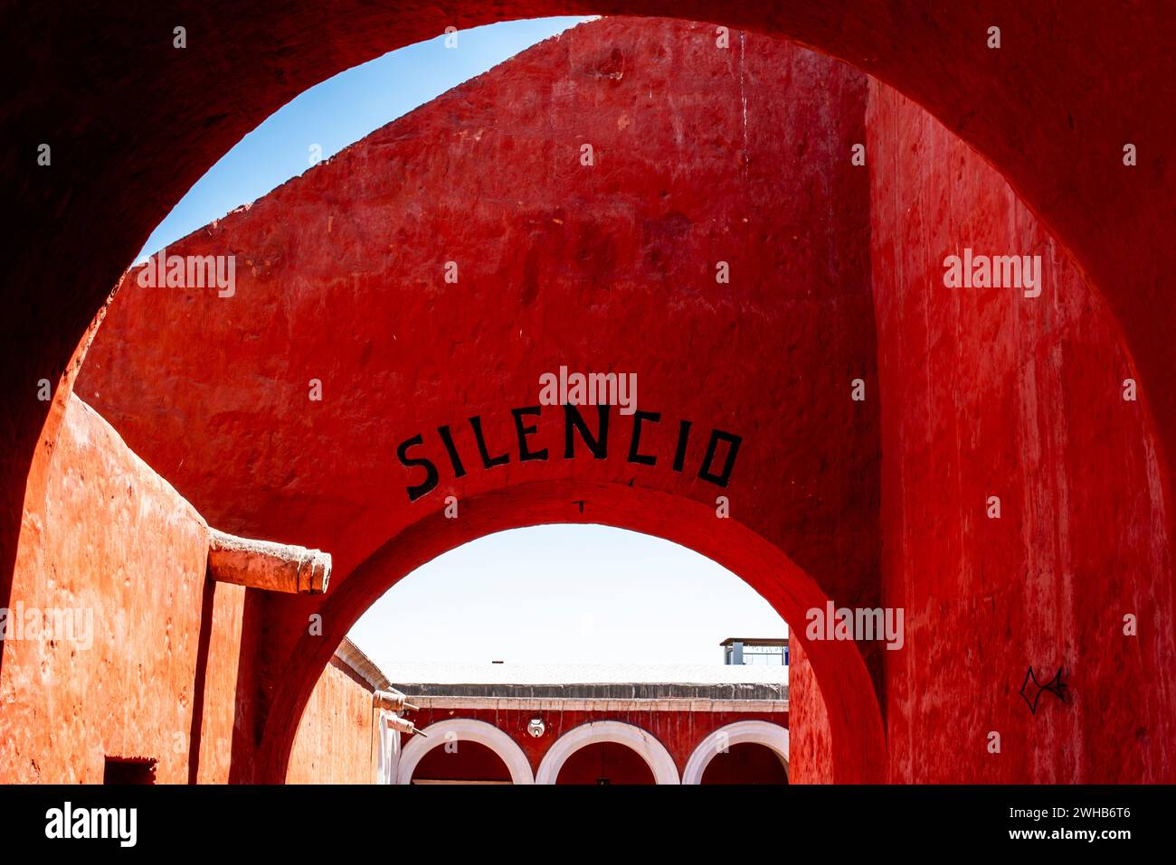 silence written on red wall and arch in Cuzco Inca city in Peru Stock ...