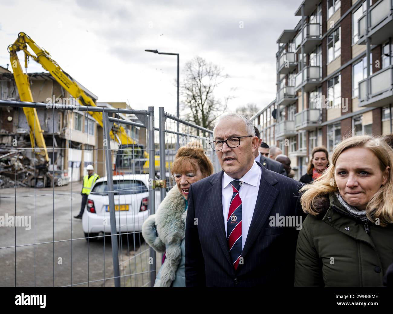 ROTTERDAM - Mayor Ahmed Aboutaleb takes a look at the apartment ...