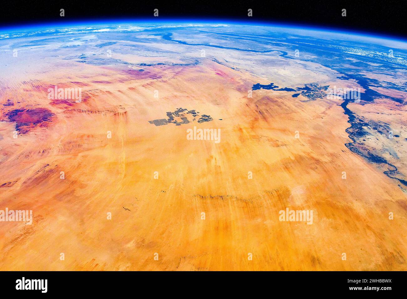 Horizon features hi-res stock photography and images - Alamy
