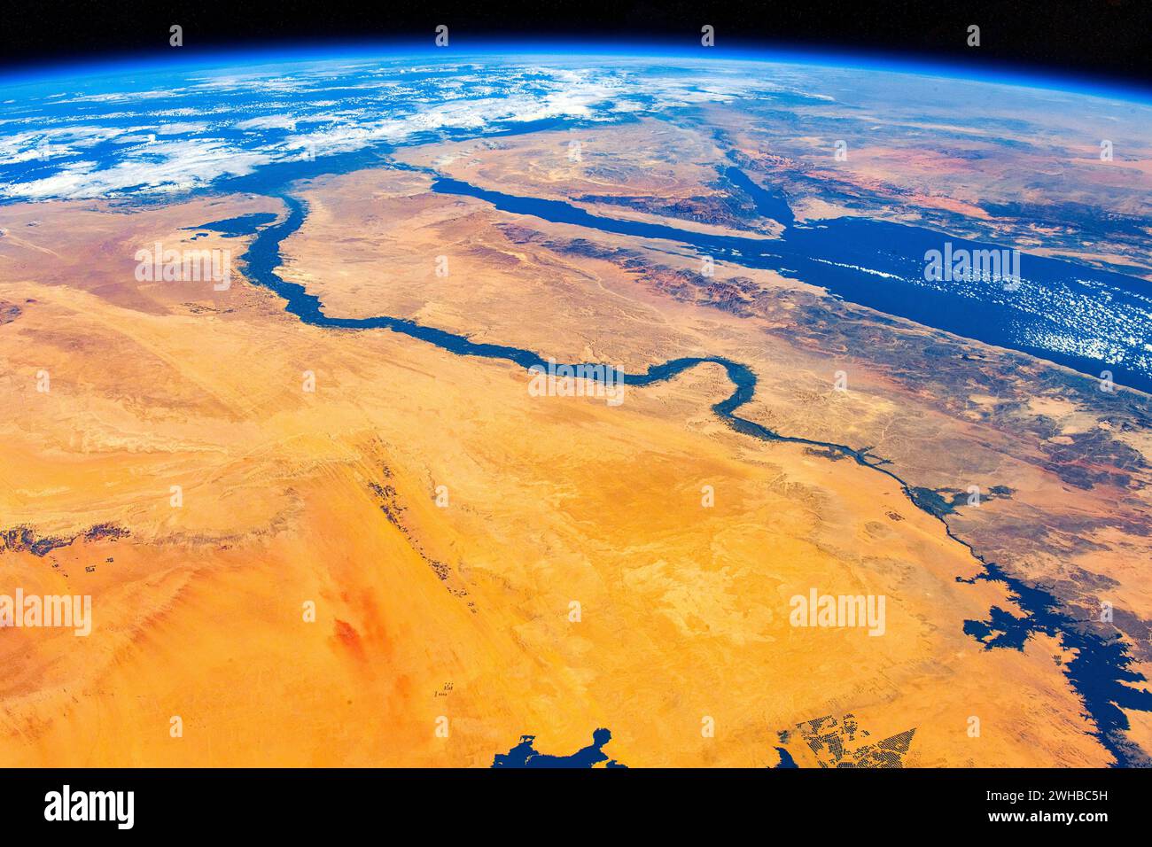 Horizon features hi-res stock photography and images - Alamy