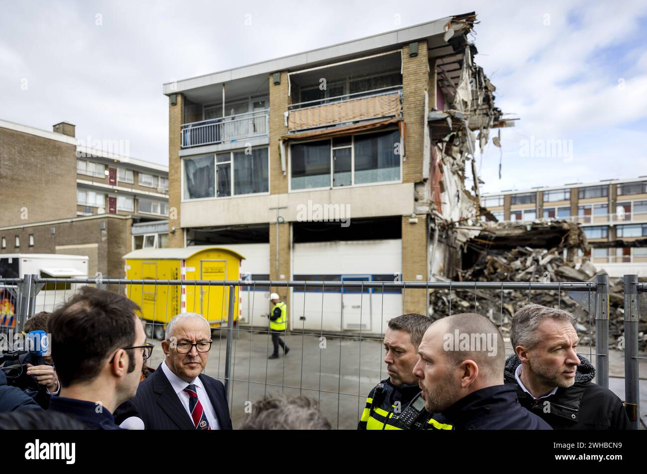 ROTTERDAM - Mayor Ahmed Aboutaleb takes a look at the apartment ...