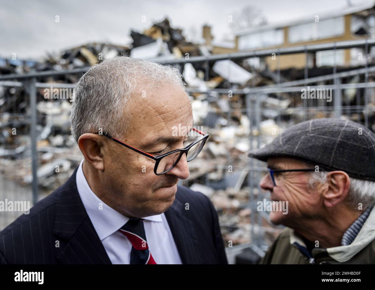 ROTTERDAM - Mayor Ahmed Aboutaleb takes a look at the apartment ...