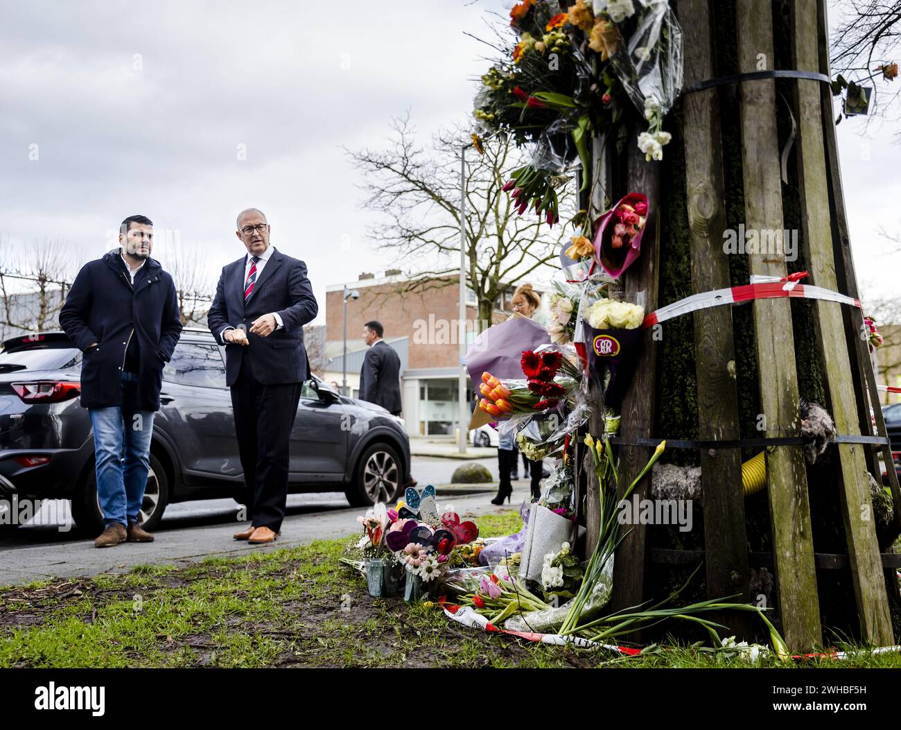 ROTTERDAM - Mayor Ahmed Aboutaleb takes a look at the apartment ...