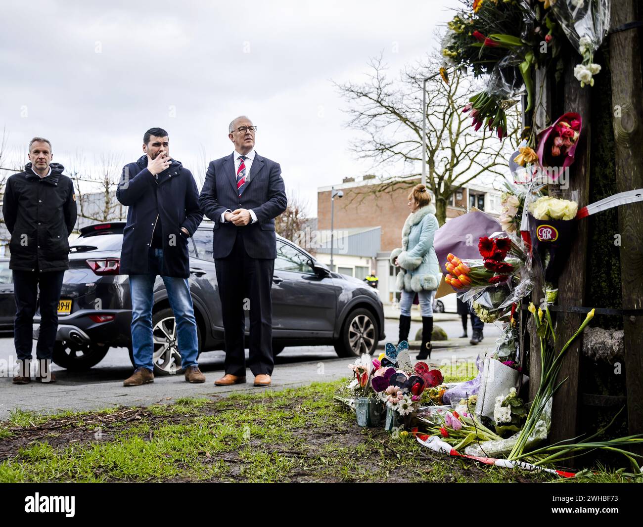 ROTTERDAM - Mayor Ahmed Aboutaleb takes a look at the apartment ...