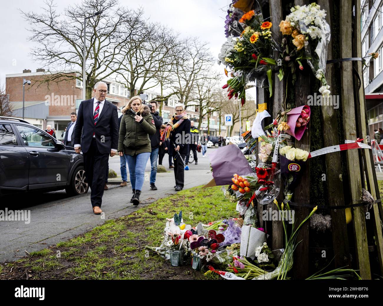 ROTTERDAM - Mayor Ahmed Aboutaleb takes a look at the apartment ...