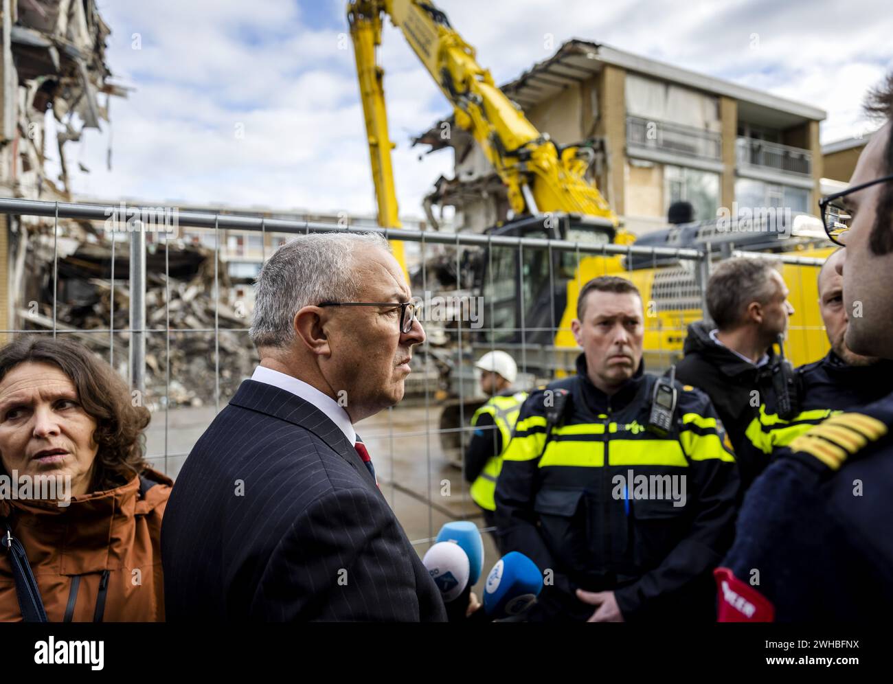 ROTTERDAM - Mayor Ahmed Aboutaleb takes a look at the apartment ...