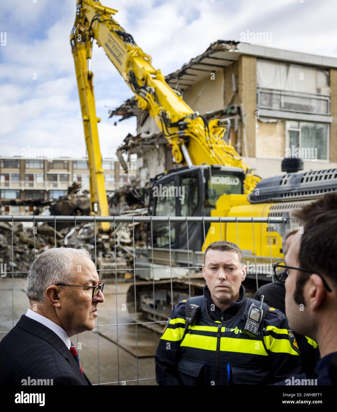 ROTTERDAM - Mayor Ahmed Aboutaleb takes a look at the apartment ...