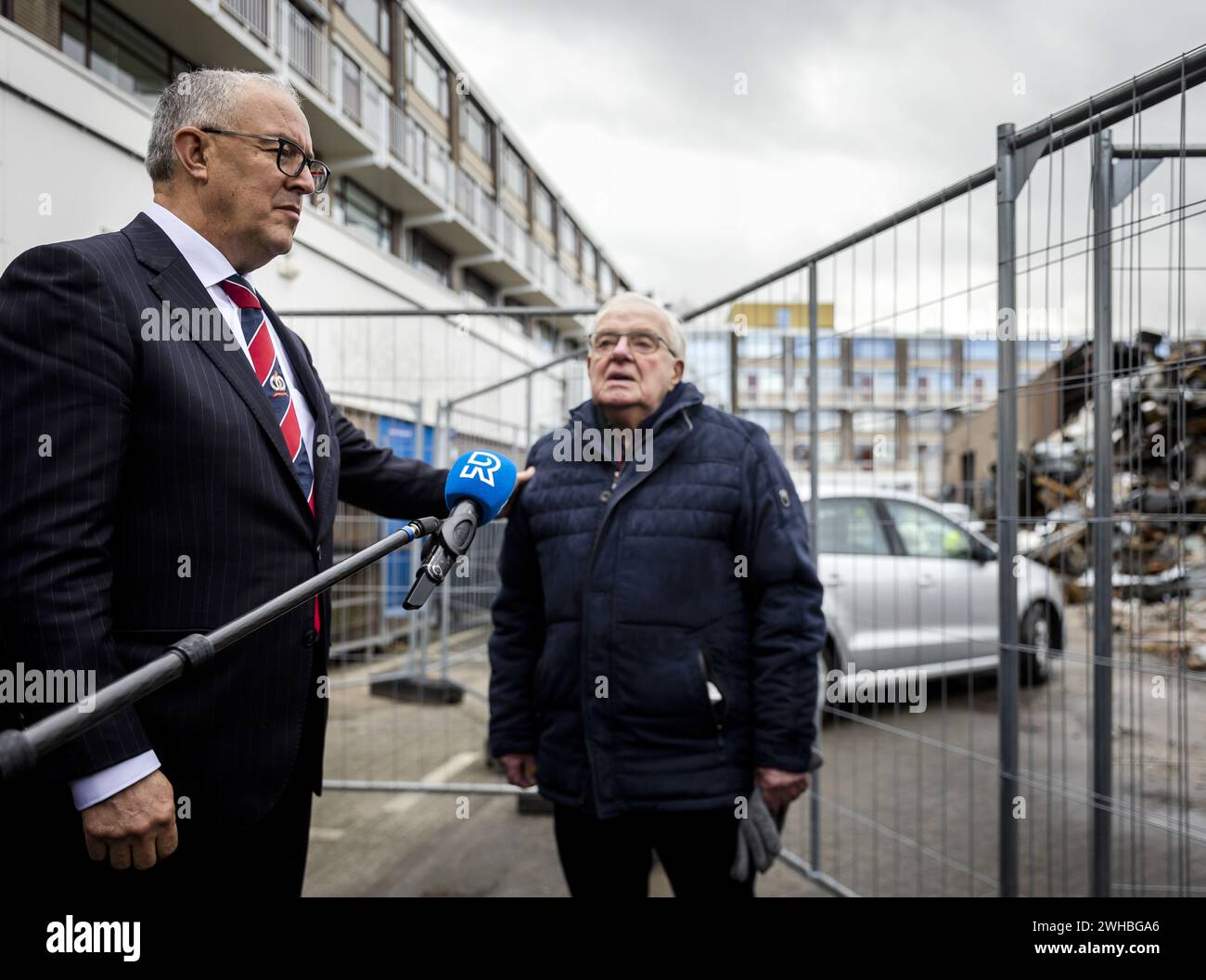 ROTTERDAM - Mayor Ahmed Aboutaleb takes a look at the apartment ...