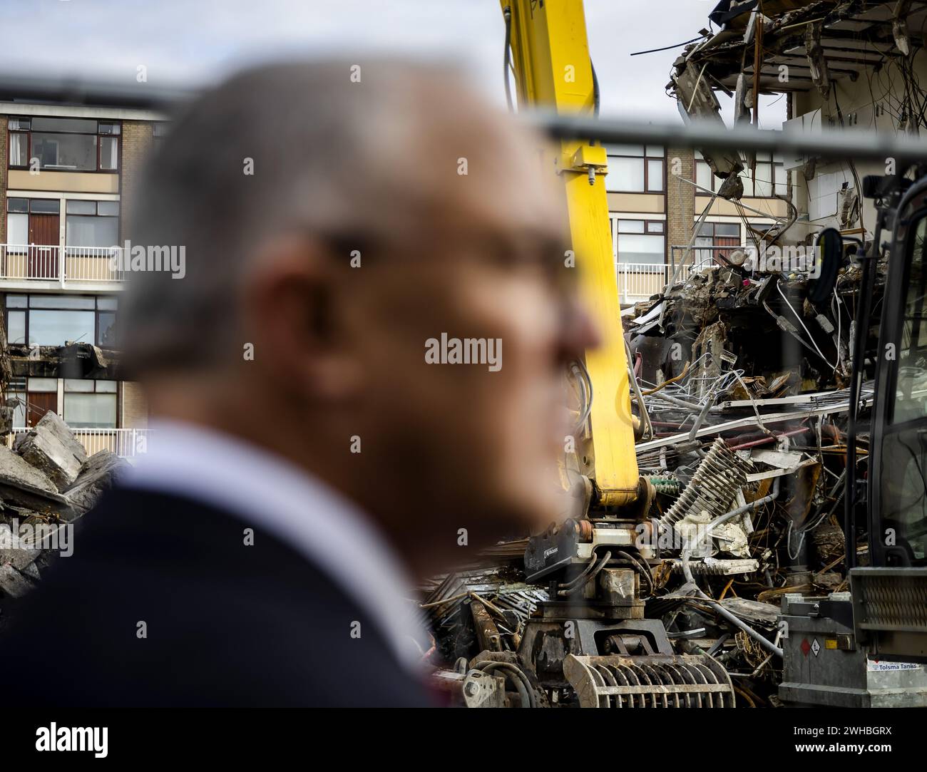 ROTTERDAM - Mayor Ahmed Aboutaleb takes a look at the apartment ...