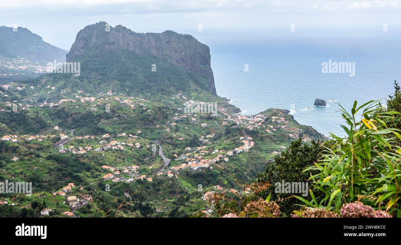 Porto da Cruz town Madeira Portugal. Ocean cliffs Stock Photo - Alamy