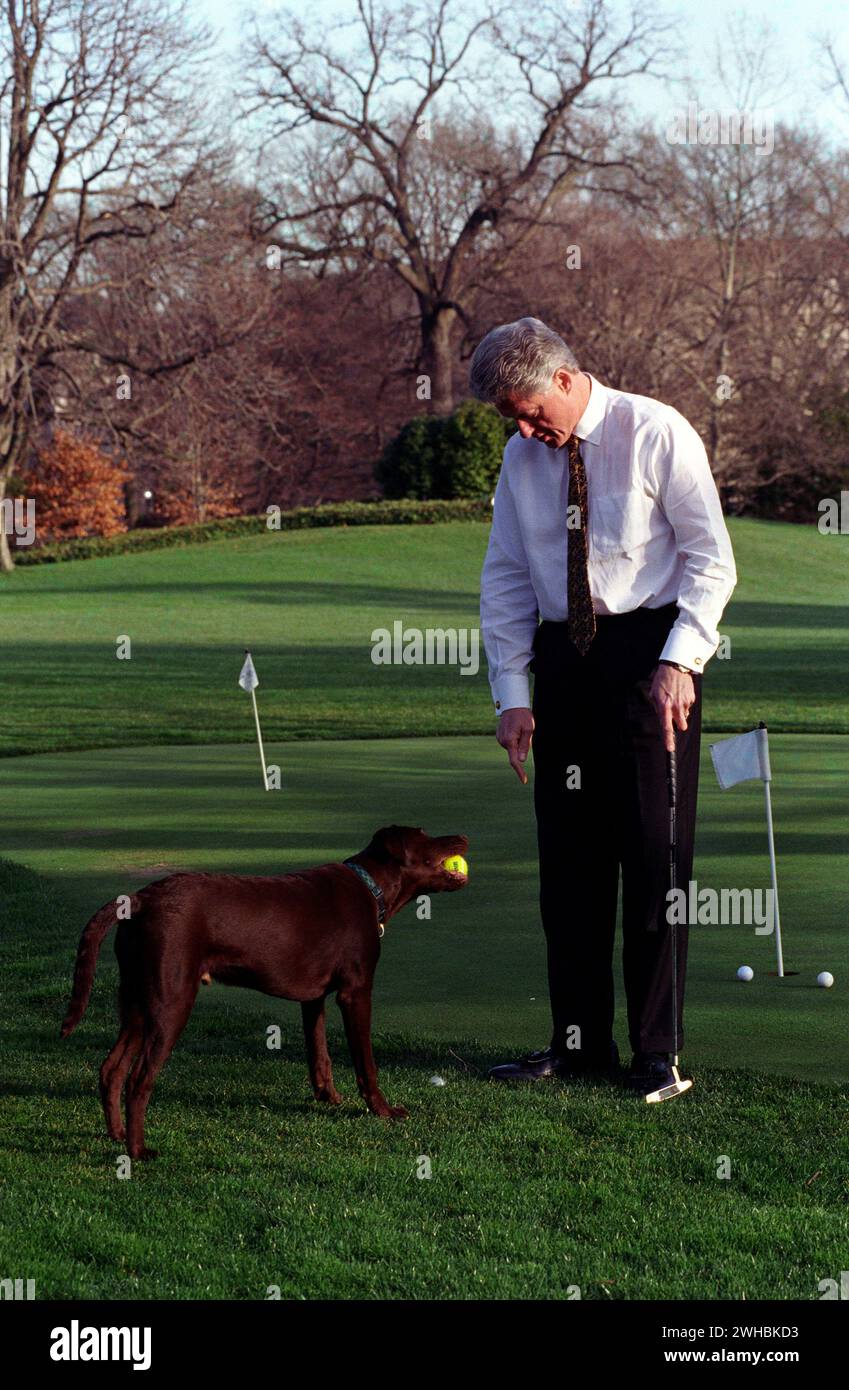 President Bill Clinton with his dog and a putter in 1998 - Potus ...