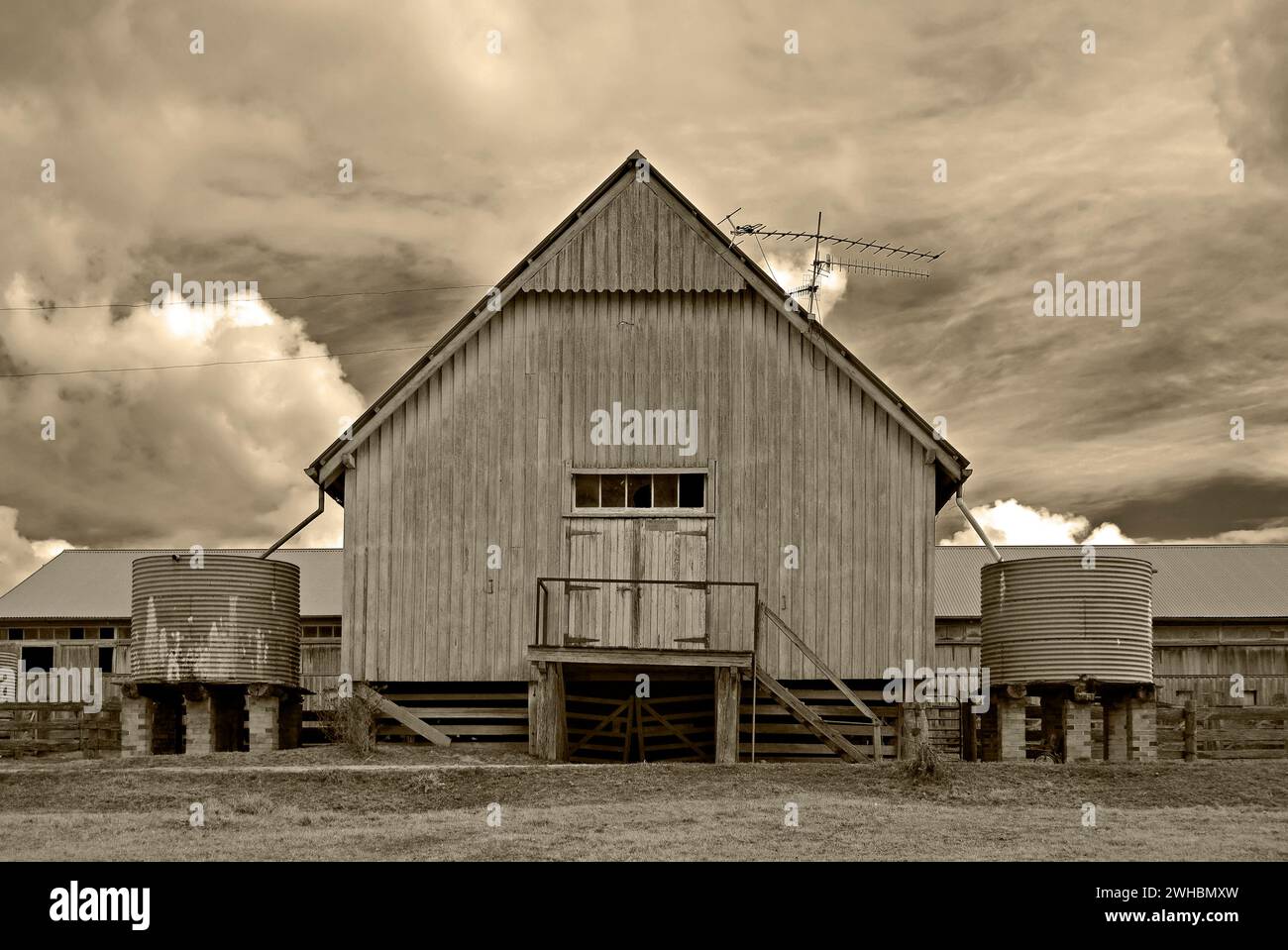 Old barn building Stock Photo - Alamy