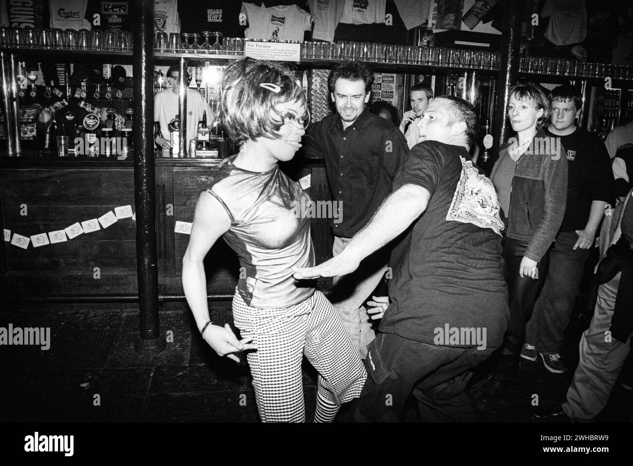 Hip hop dancing 90s hi-res stock photography and images - Alamy