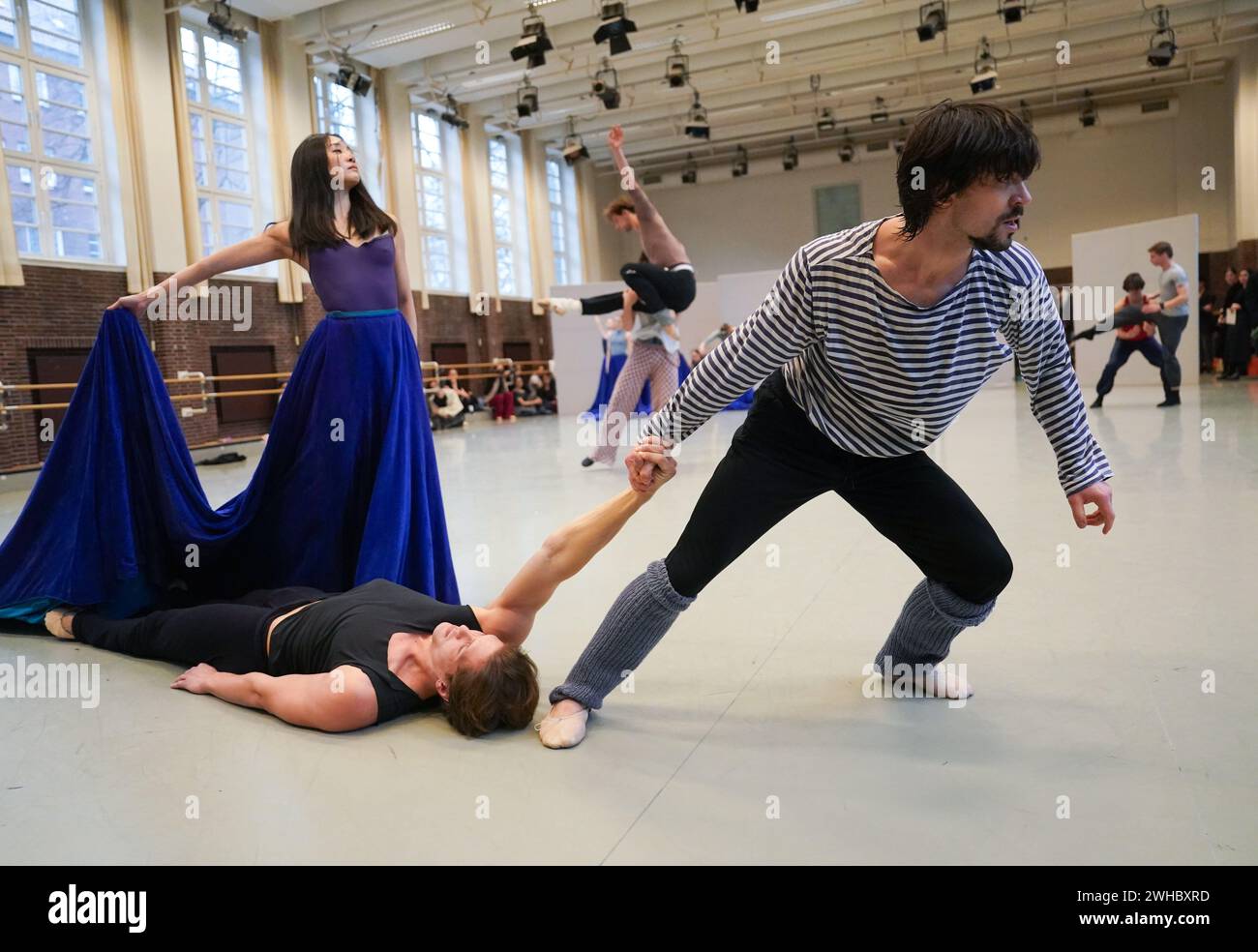 PRODUCTION - 09 February 2024, Hamburg: Dancer Alexandr Trusch (r) as Odysseus and dancer Yun-Su ...