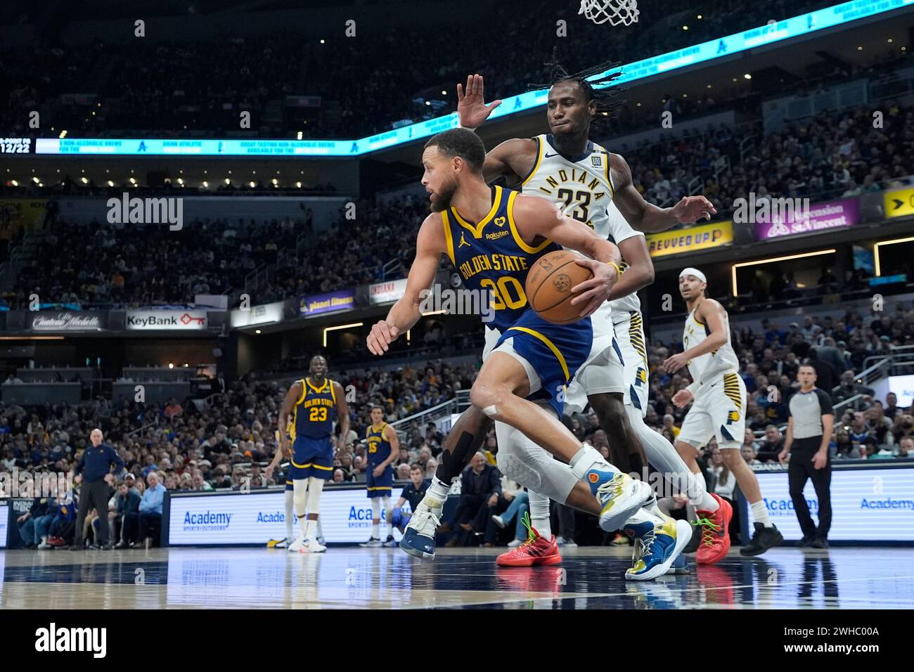 Golden State Warriors' Stephen Curry (30) dribbles against Indiana Pacers' Aaron Nesmith (23 ...