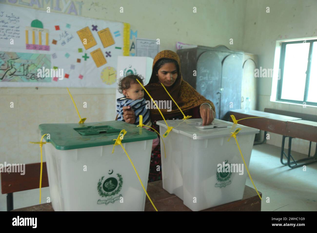 Hyderabad, Pakistan. 08th Feb, 2024. Pakistani women's are casting ...