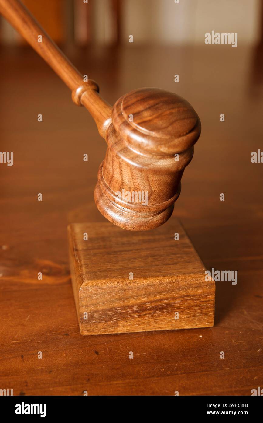 Decision made judges gavel hitting Stock Photo - Alamy