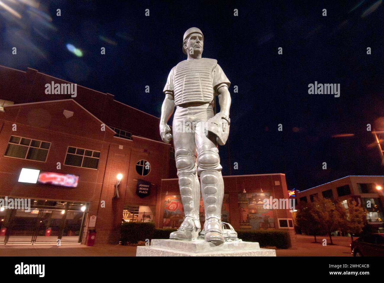 baseball legend, Johnny Bench, honored with 9 ' tall statue and the ...