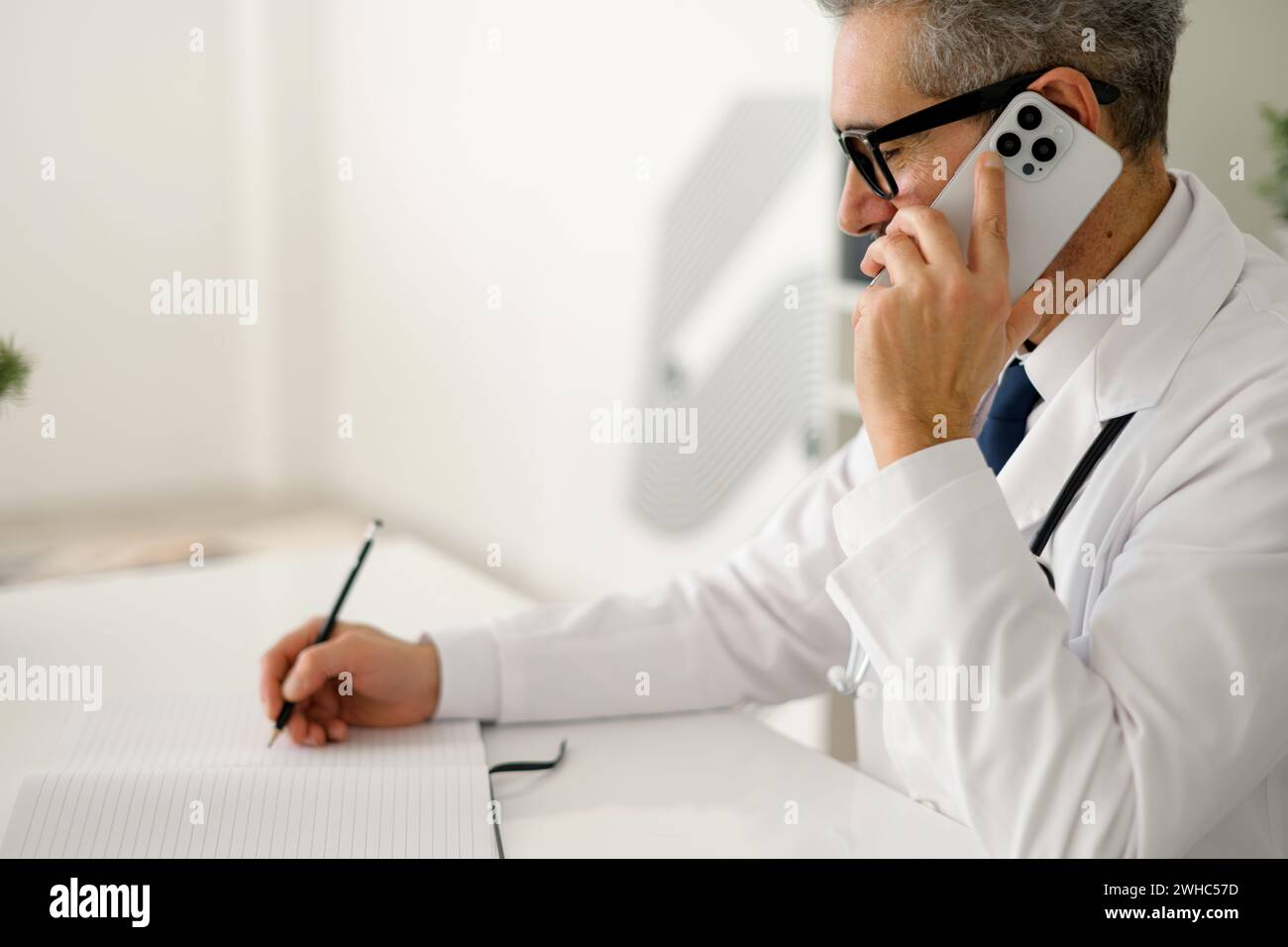 Doctor charting hi-res stock photography and images - Alamy
