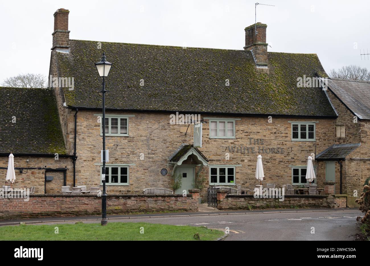 The White Horse pub, KIngs Sutton, Northamptonshire, England, UK Stock ...