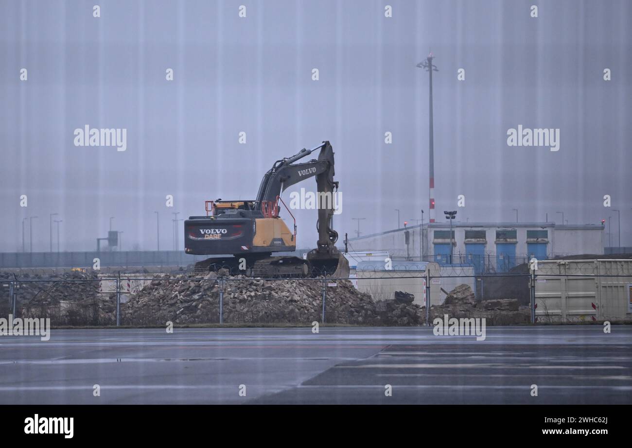 Berlin germany piles rubble on hi-res stock photography and images - Alamy