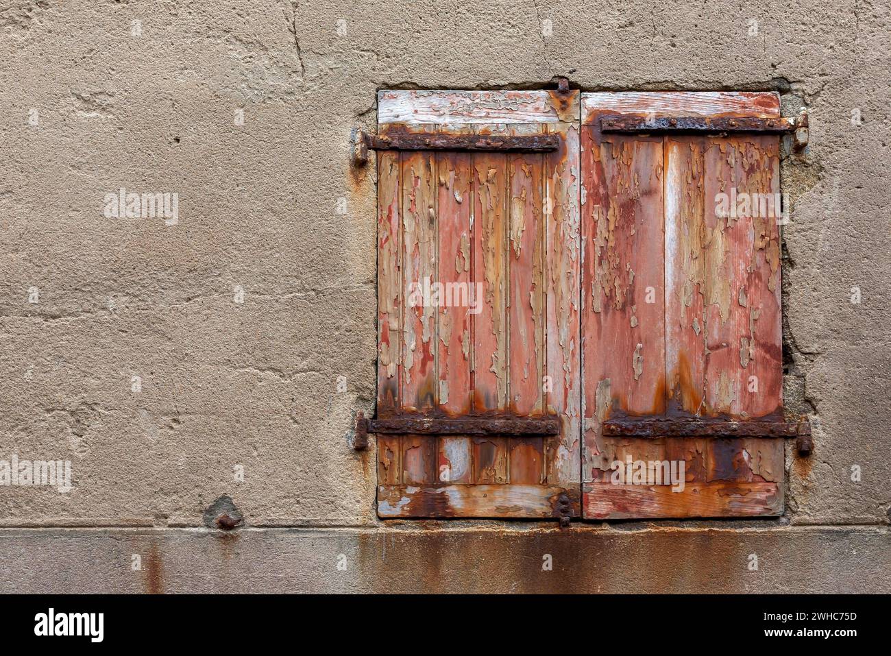 Window with dilapidated shutters and rusty iron fittings, Roscoff ...