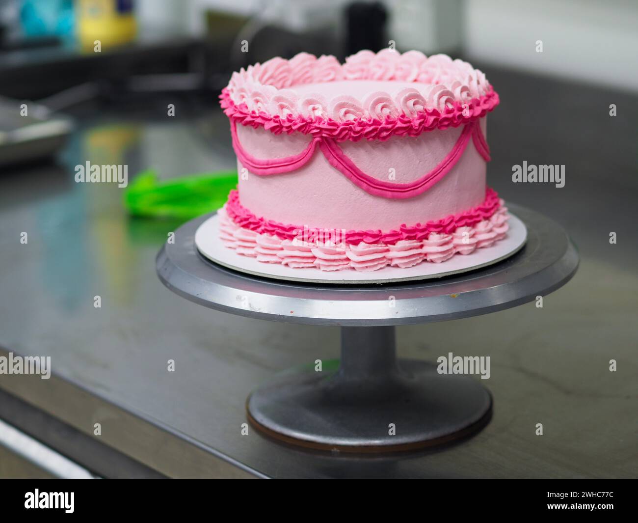 Pink cake stand hi-res stock photography and images - Alamy