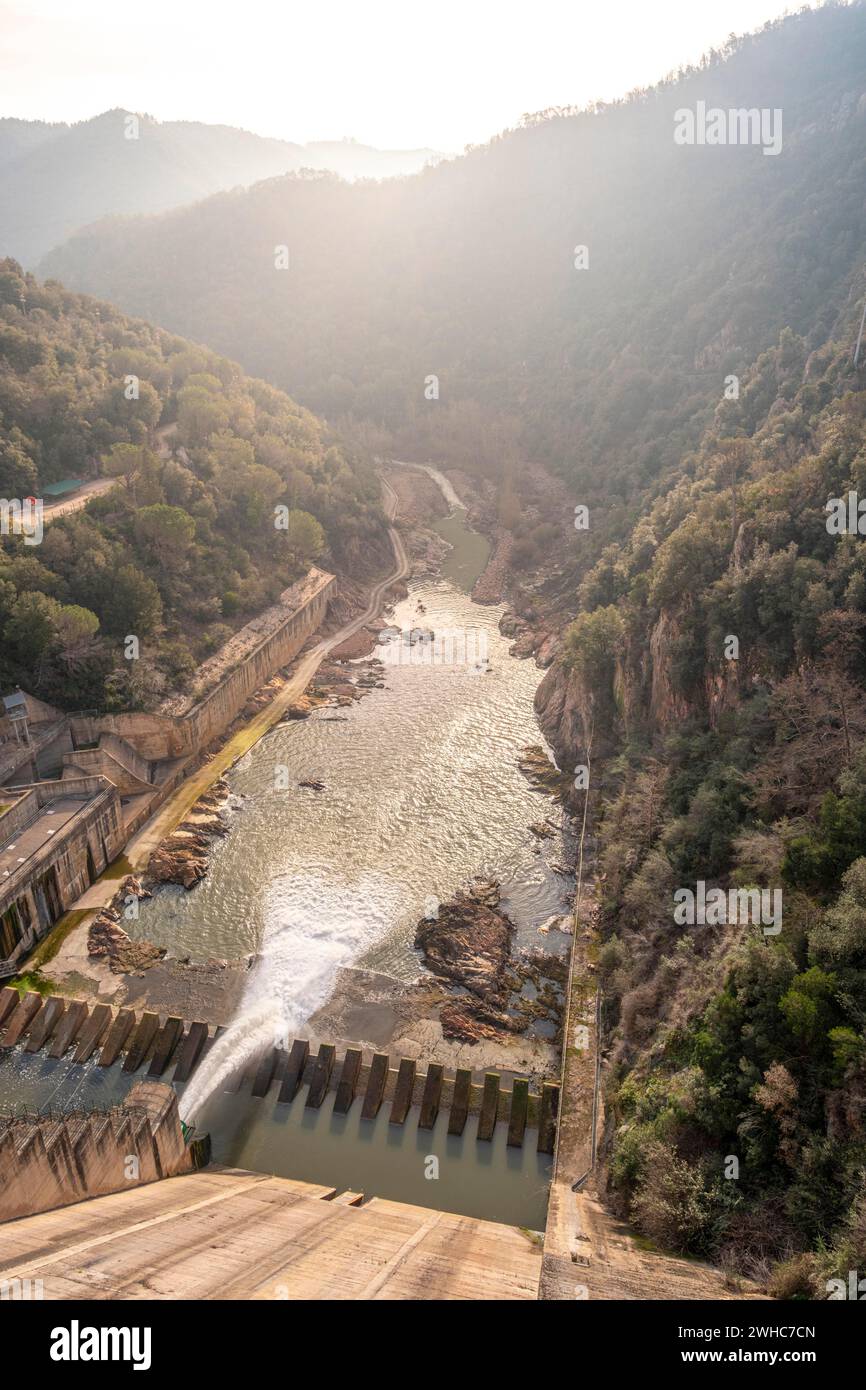 Minimum discharge of water into the Panta de Sau dam with four percent ...