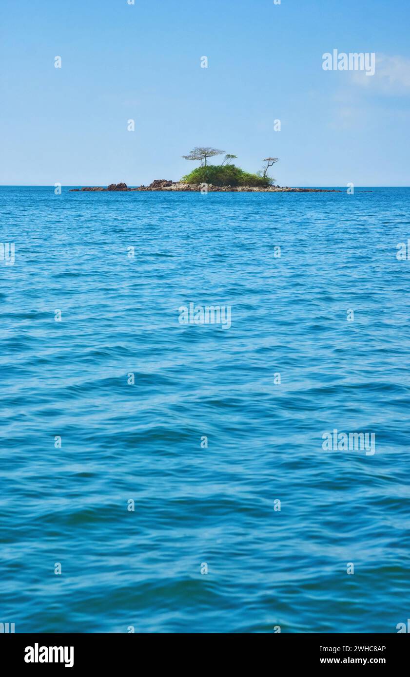 Deserted coast tropical island hi-res stock photography and images - Alamy