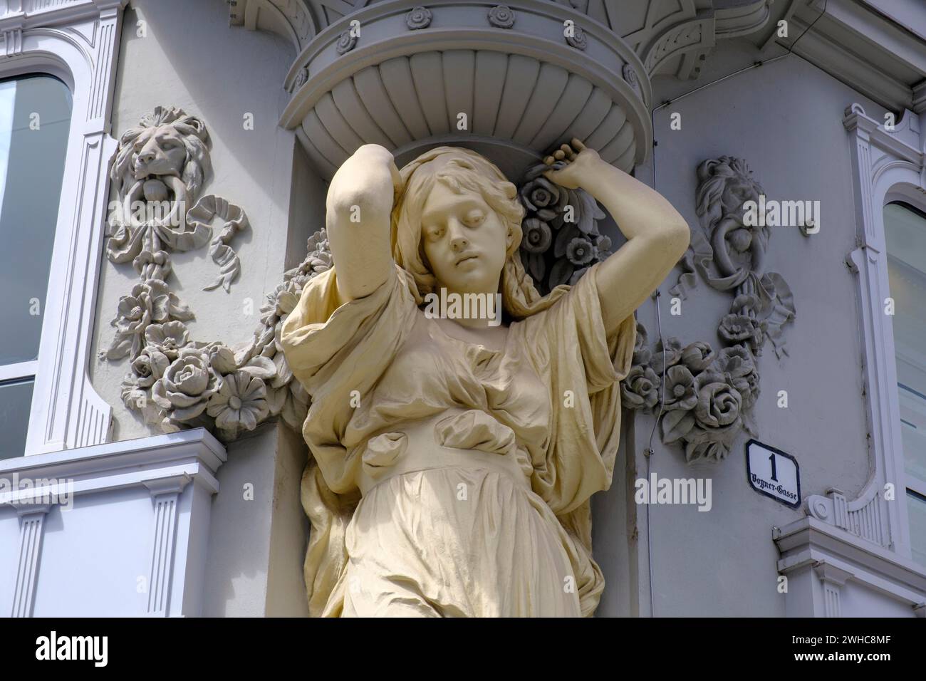 Female atlas hi-res stock photography and images - Alamy