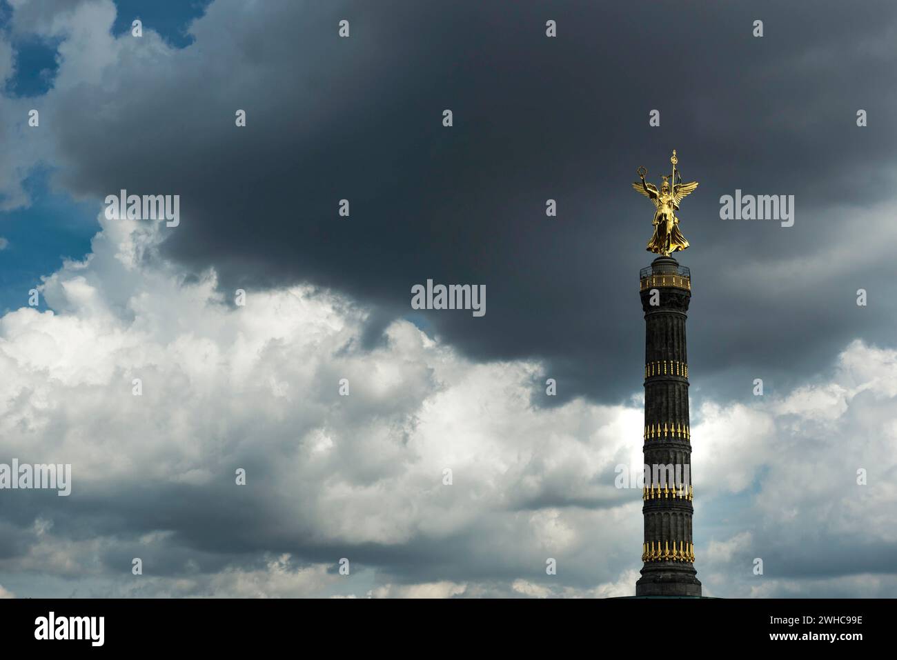 The Victory Column on the Strasse des 17. Juni under a gloomy sky ...