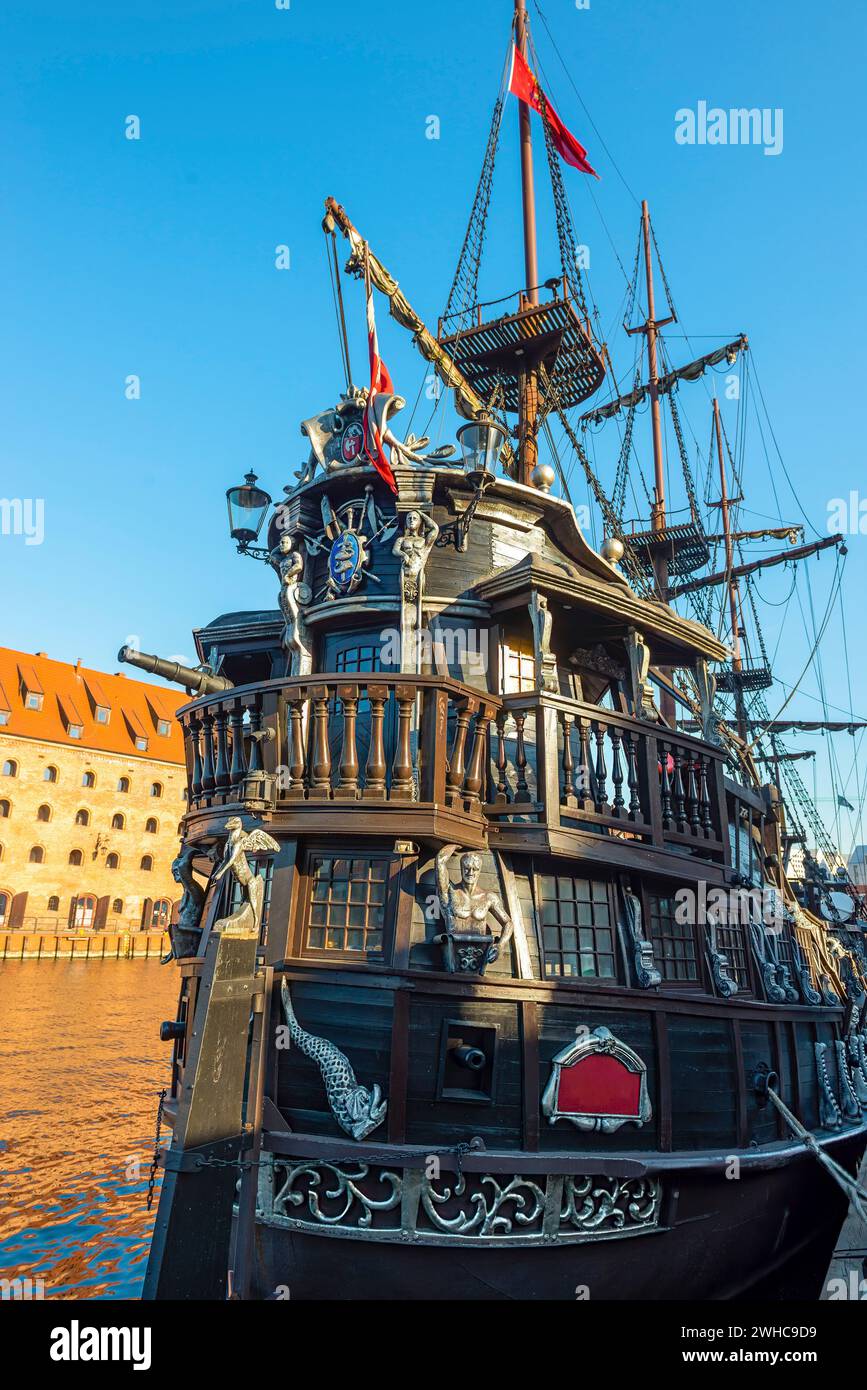 Pirate ship sailing sunset hi-res stock photography and images - Alamy