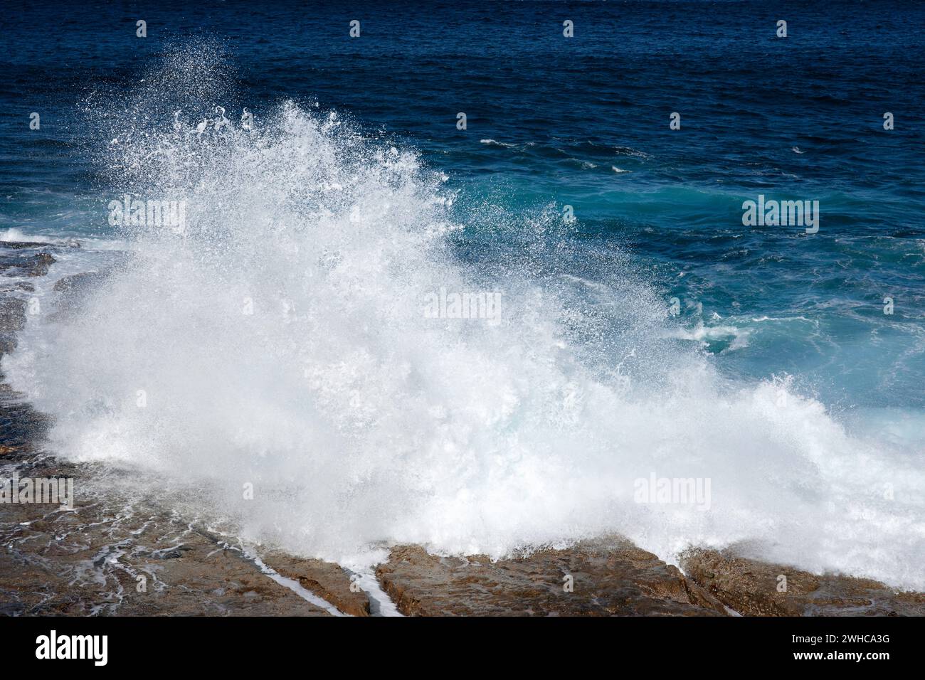 Waves rocks surf crashing ocean hi-res stock photography and images - Alamy
