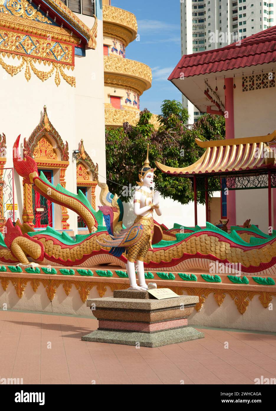 Statues outside hi-res stock photography and images - Alamy