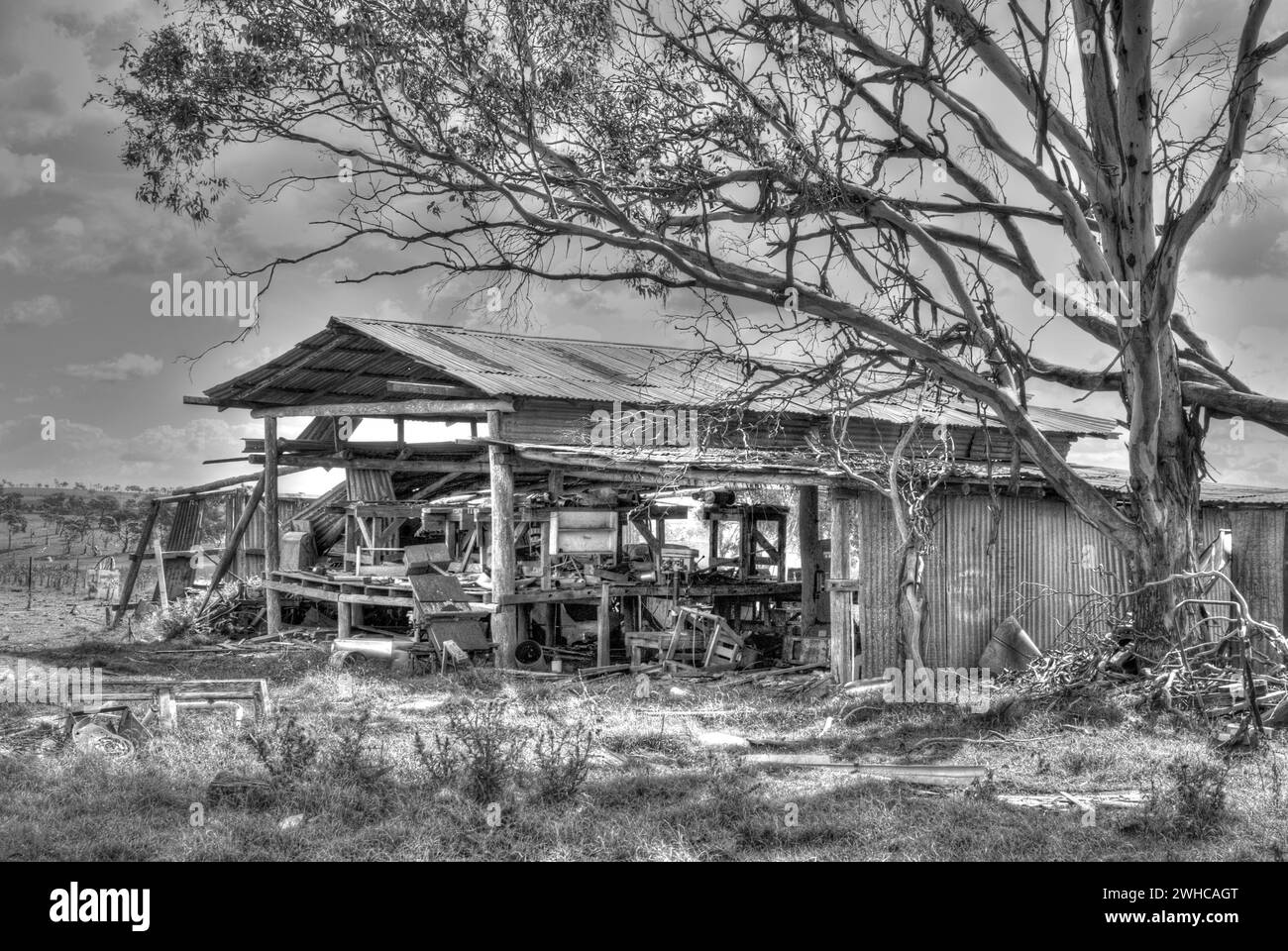Old farm shed falling apart Stock Photo - Alamy