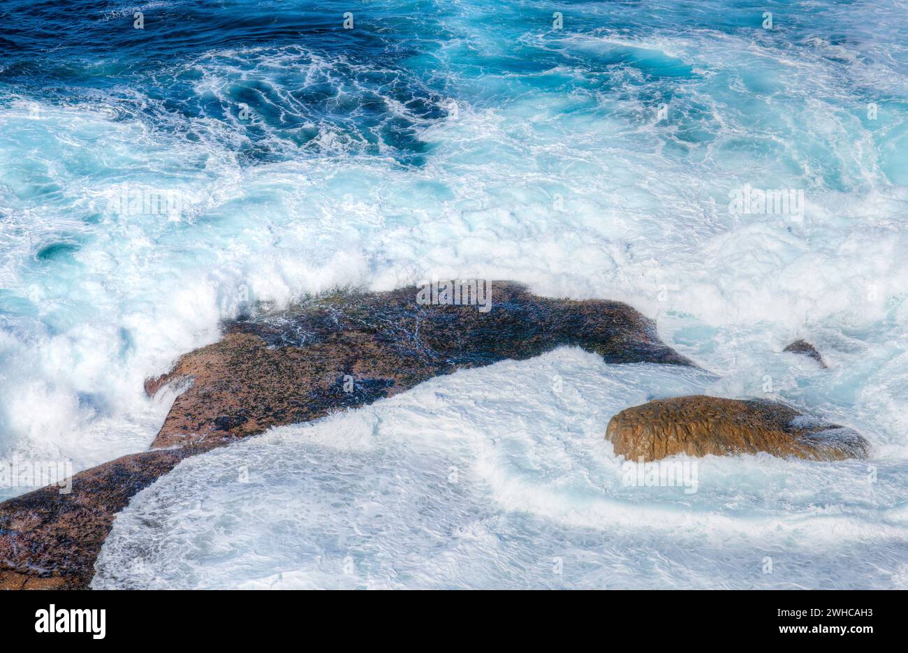 Waves rocks surf crashing ocean hi-res stock photography and images - Alamy