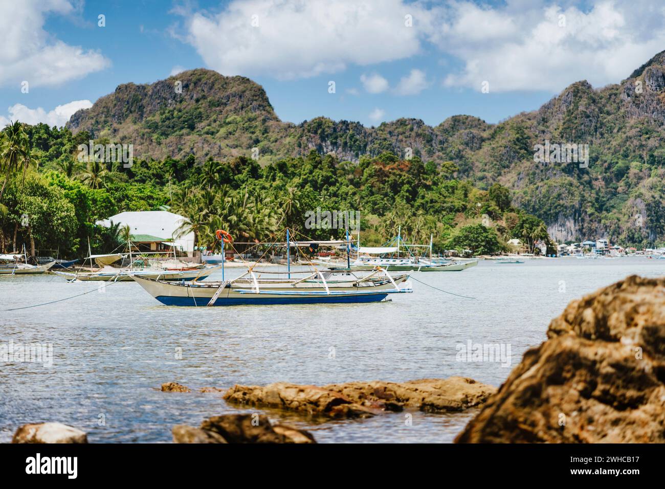 El Nido village and mountains, Palawan, Philippines. Bangka fishing in ...